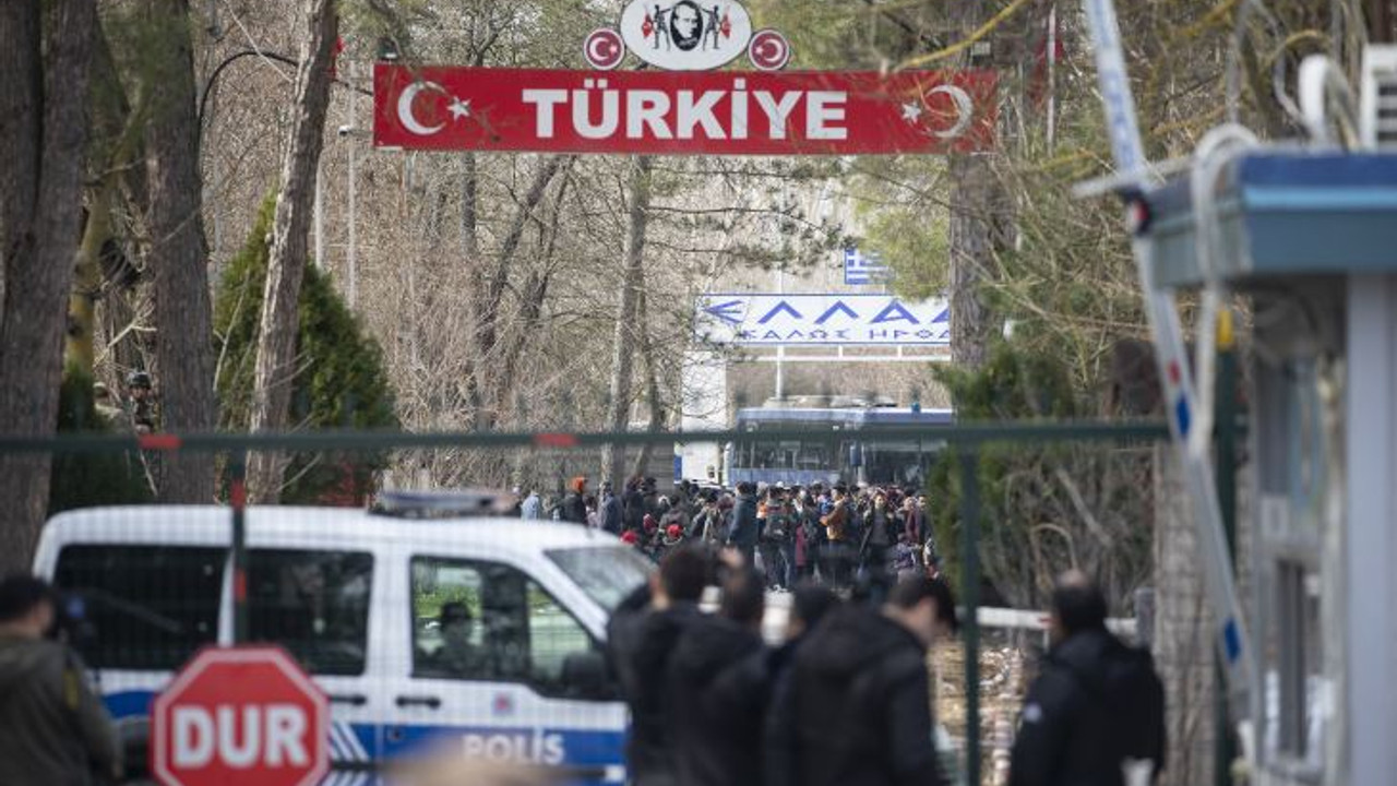 Turkey shuts border gate as 100 migrants stranded in passage to Greece